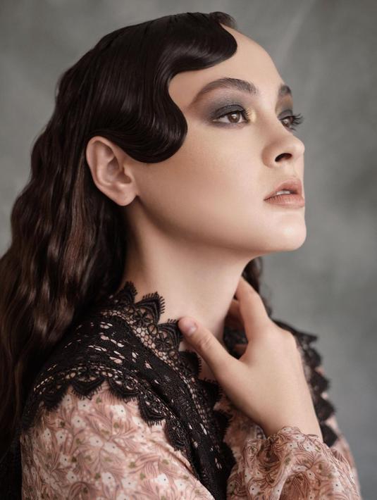 Gaya Jolene Marie Pamer Rambut Keriting, Tampil Anggun - Foto Liputan6.com