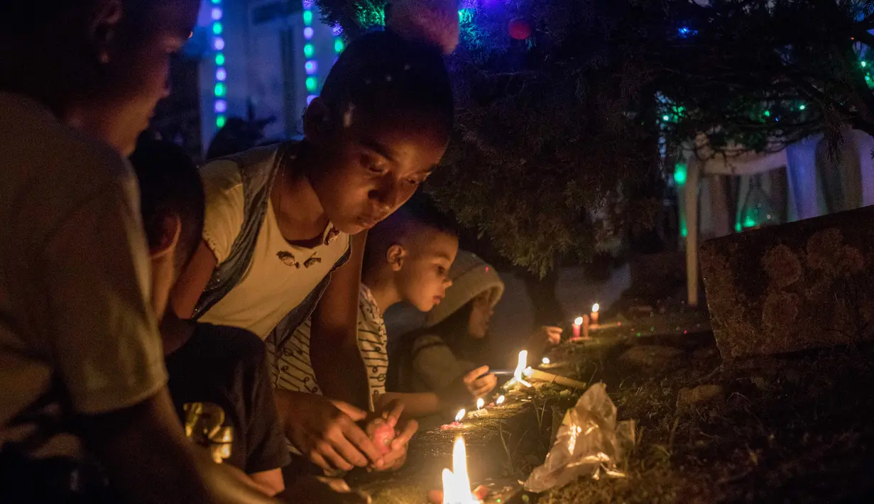 FOTO: Warga Kolombia Rayakan Hari Lilin Kecil - Foto Liputan6.com