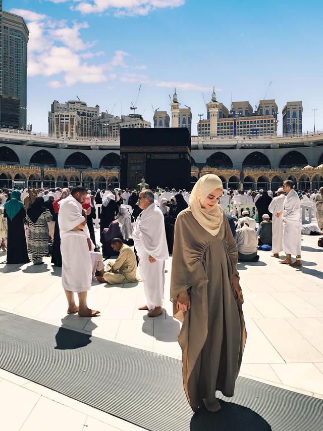 6 Model Gaya Hijab ala Luna Maya yang Elegan dan Syar'i, Bisa Jadi ...