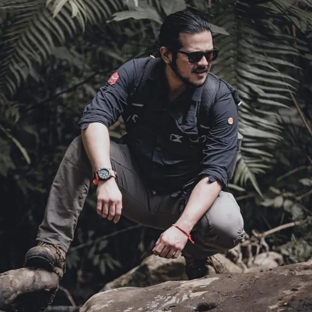 7 Gaya Ramon Y Tungka Tampil Keren Saat Berpetualang di Alam - Surabaya ...