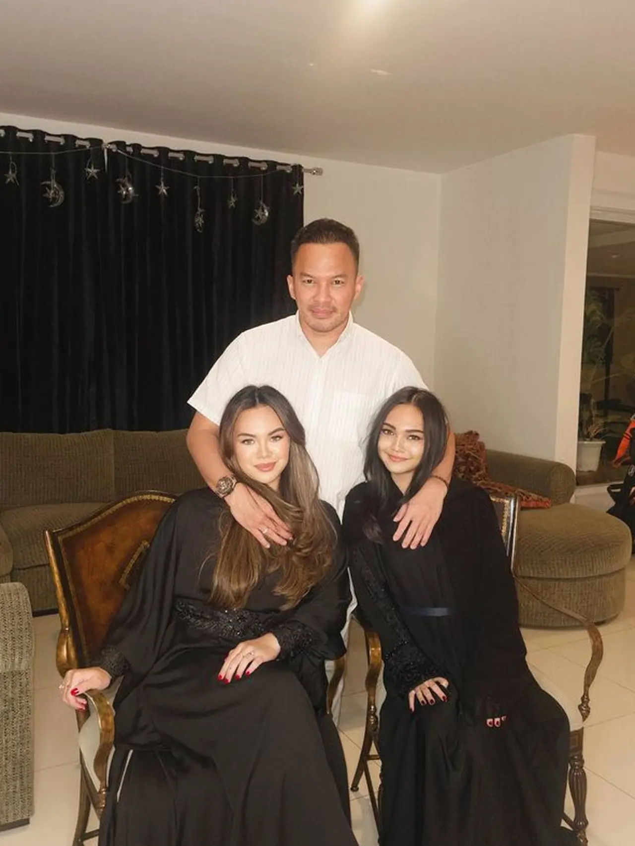 Tampil Kompak, Ini 6 Potret Lebaran Faisal Harris Bareng Anak dan Mantan Istri - Hot Liputan6.com