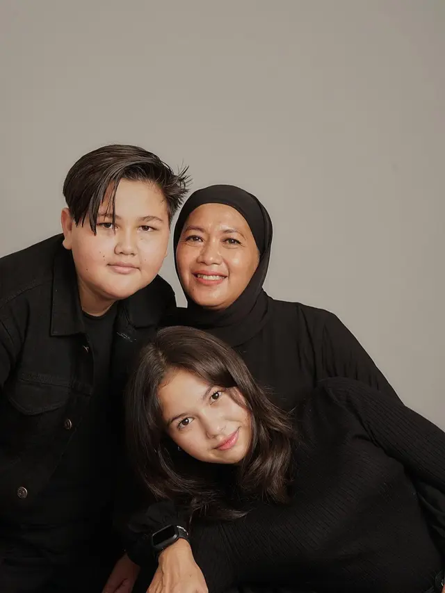 Lagi Libur Syuting, Ini 6 Pemotretan Saskia Chadwick Bareng Ibunda dan ...