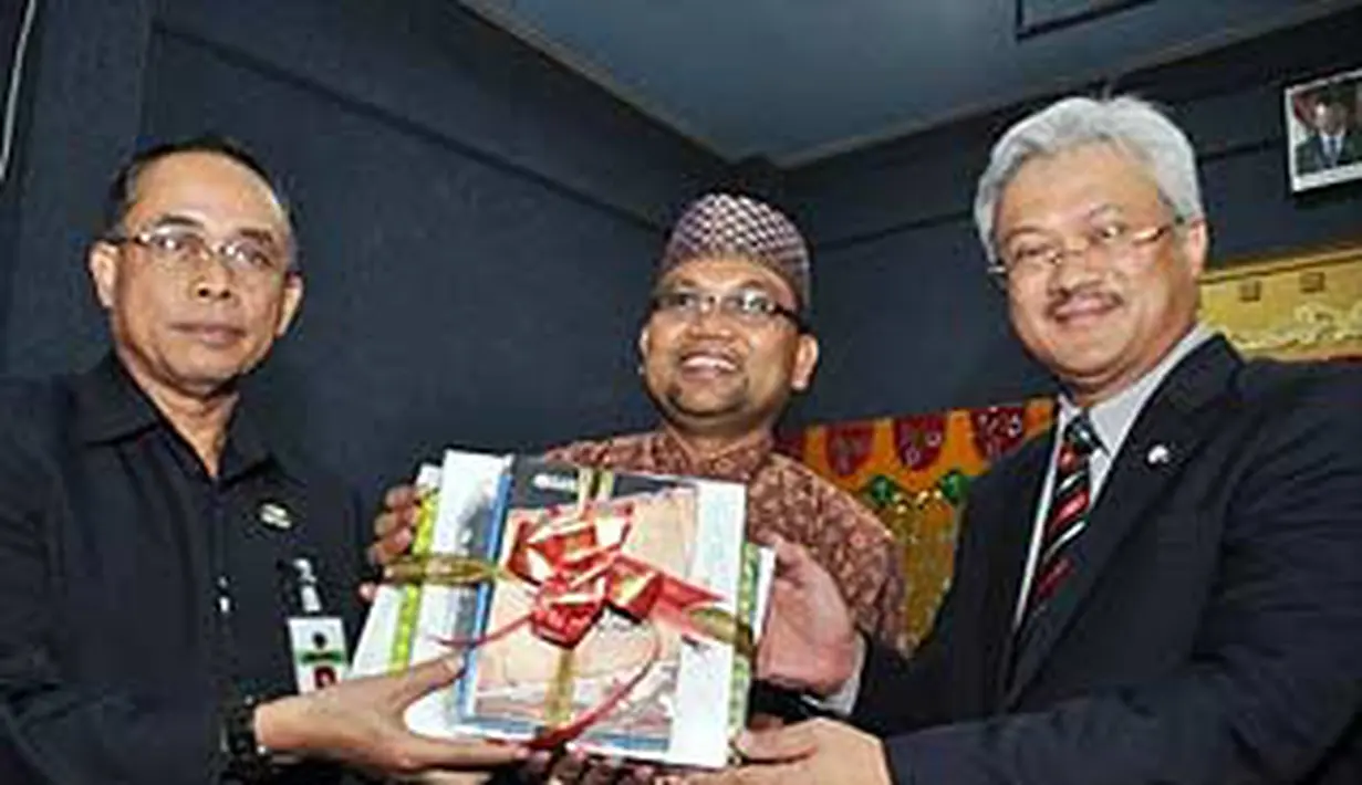 Sekda Pontianak Toni Herianto (dari kiri), Ketua STAIN Pontianak Hamka ...