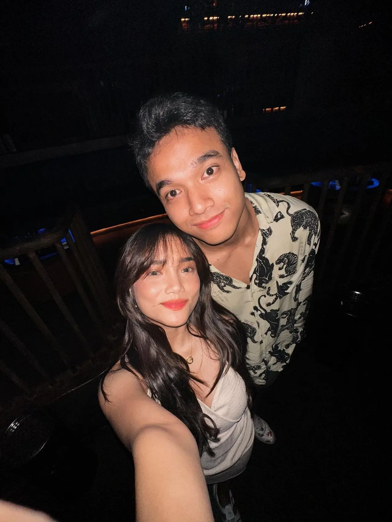 6 Potret Fuji Rayakan Malam Tahun Baru di Bali, Busana Jadi Sorotan ...