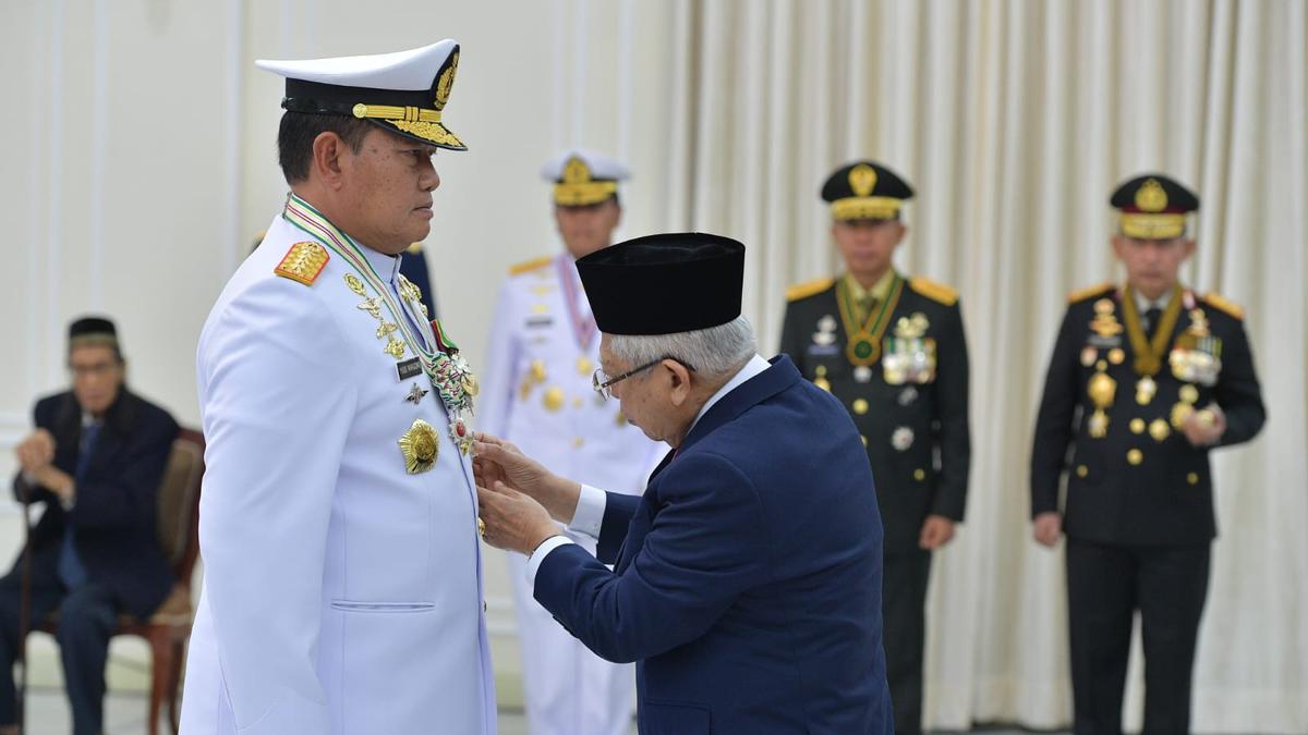 Wapres Ma’ruf Sematkan Tanda Kehormatan Bintang Yudha Dharma Utama Ke Panglima TNI Yudo Margono ...