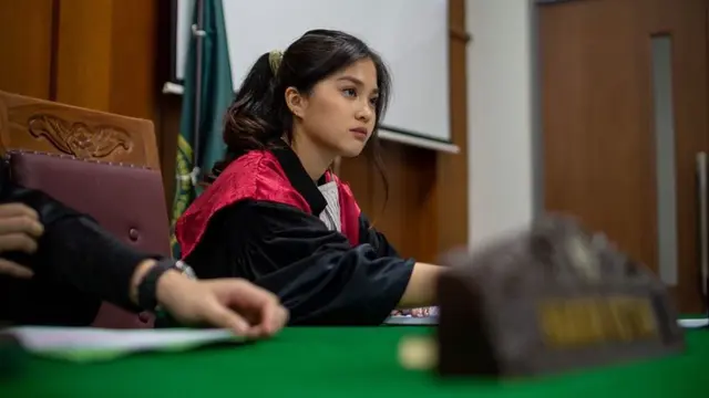 Latihan Sidang, Penyanyi Andrea Tanzil Kenakan Jubah Hakim - ShowBiz Liputan6.com