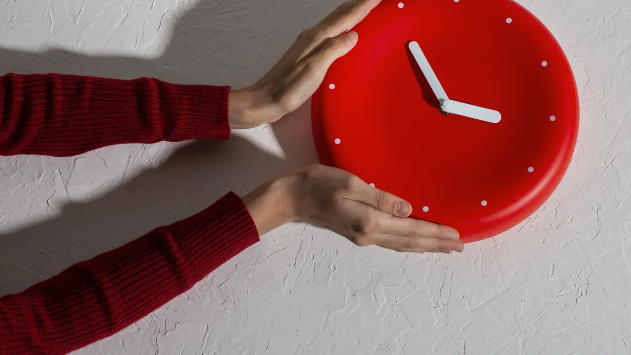 Apa Beda PM dan AM? Sistem 12 Jam yang Digunakan Secara Internasional ...