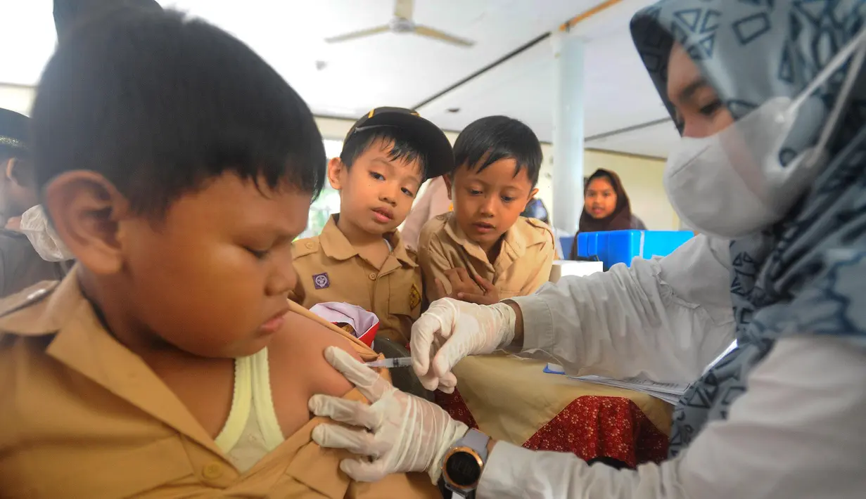Puluhan Siswa Sekolah Dasar Jalani Imunisasi Difteri Tetanus - Foto ...