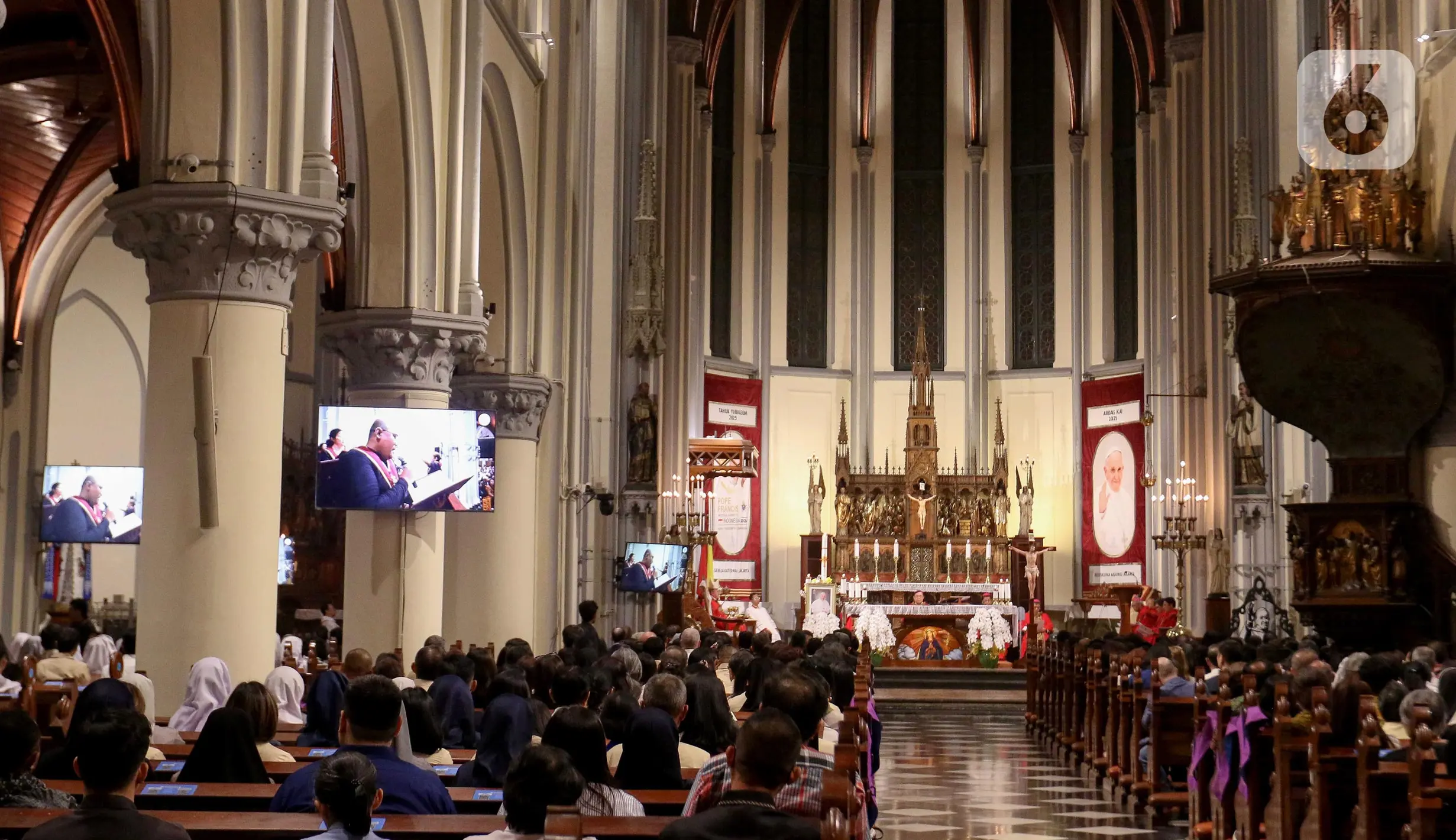 Ribuan Umat Katolik Hadiri Misa Requiem Paus Fransiskus di Gereja Katedral Jakarta - Foto ...