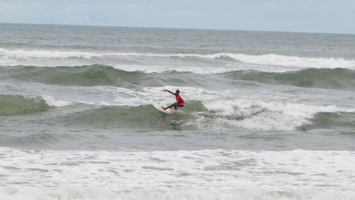 Masuk Musim Ombak Terbaik, Waktunya Surfing Ombak Berdinding