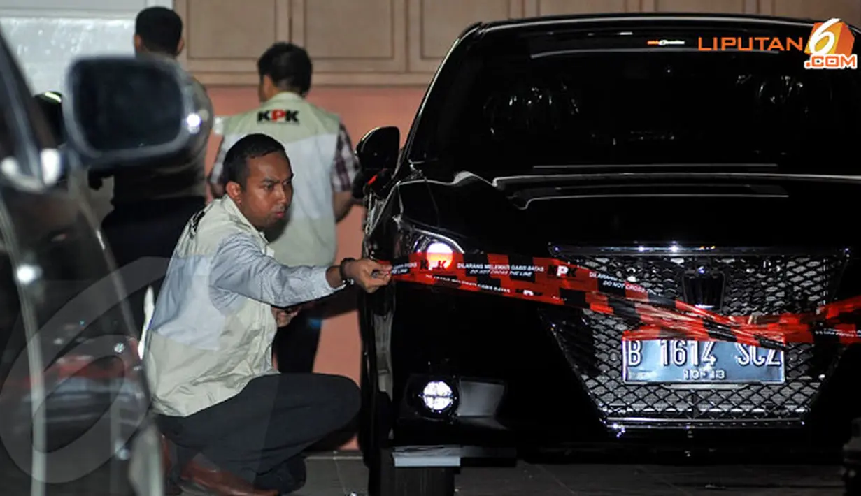 Penyidik KPK Segel Mobil Mewah dan Bawa Ini dari Rumah Akil - Foto Liputan6.com