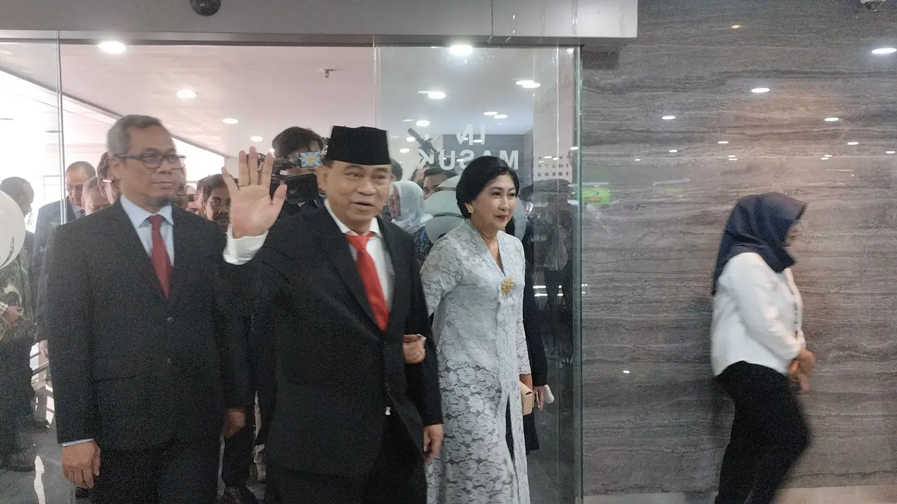 Tampilan Istri Budi Arie Setiadi Saat Dampingi Suami Dilantik Jadi ...