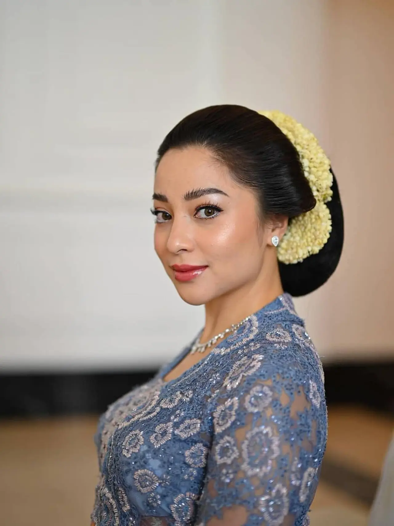 8 Potret Beda Gaya Nikita WIlly Pakai Kebaya saat Hamil Anak Pertama ...