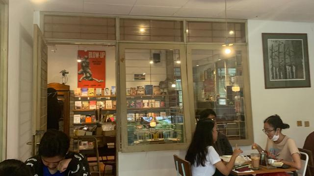Mengenal Kineruku, Kafe Cantik Surganya Pencinta Buku di Bandung