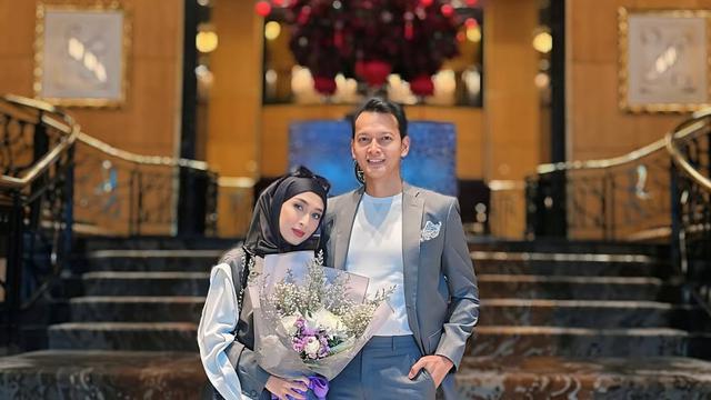 6 Pose Fedi Nuril dengan Setelan Jas, Formal di Gala Premiere Hingga Viral Pakai Celak Hitam di ...