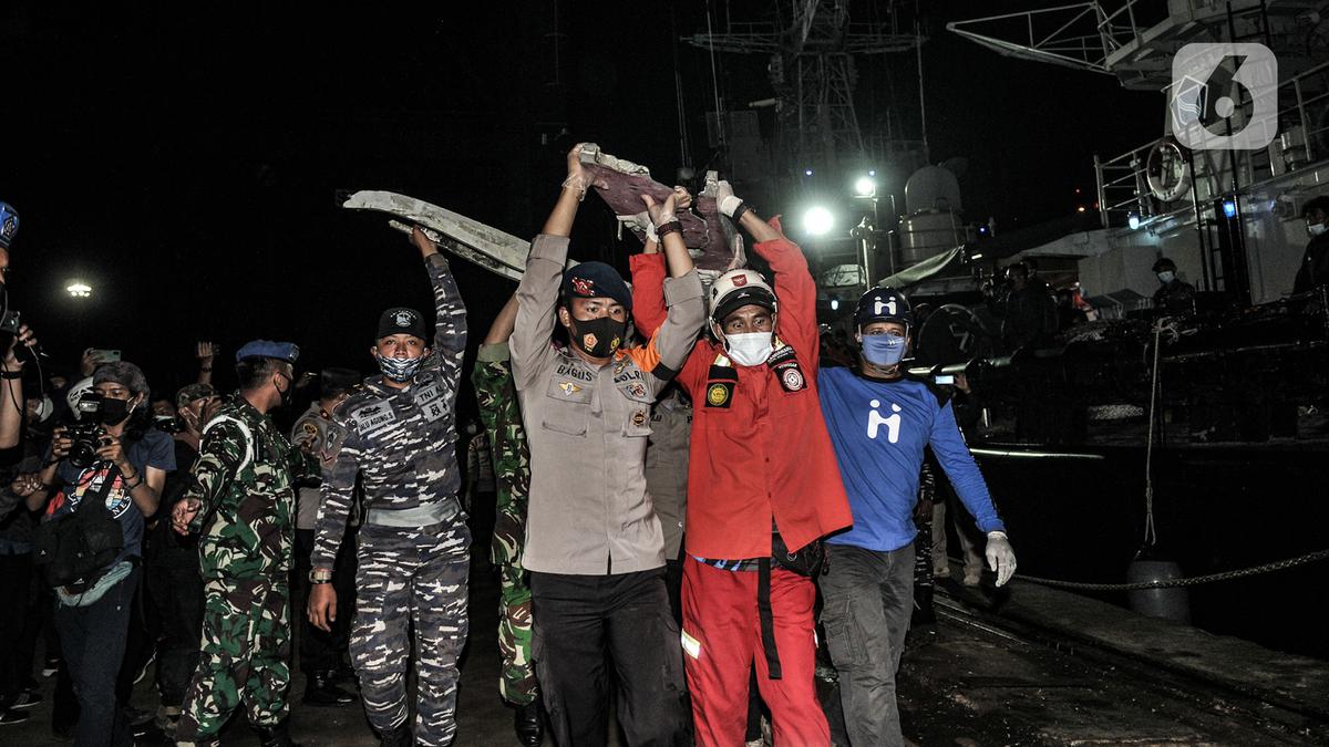 FOTO: Pencarian Pesawat Sriwijaya Air SJ 182 Terus Dilakukan pada Malam ...