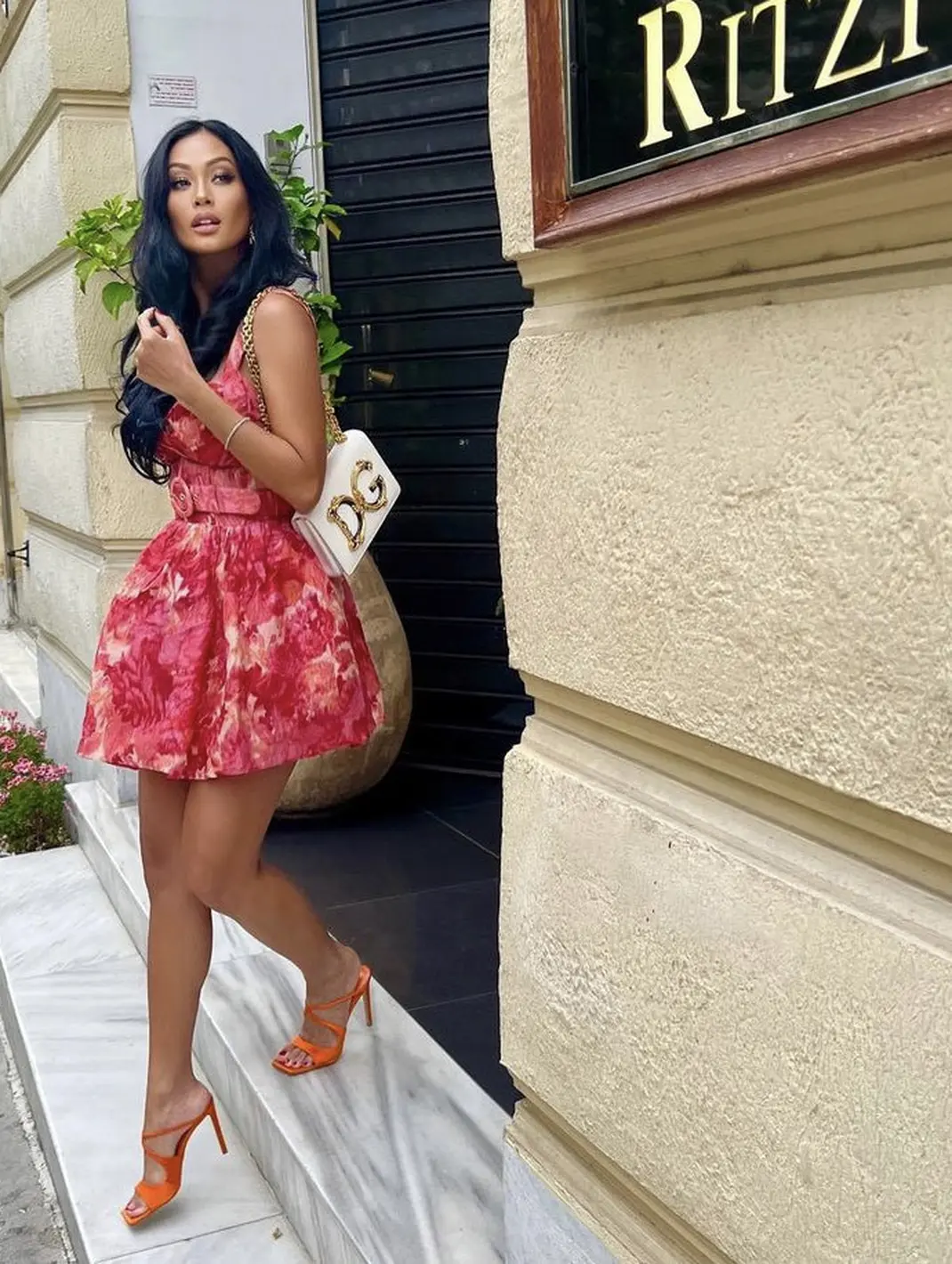 6 Gaya Stunning Indah Kalalo Saat Berada di Yunani, Pamer Body Goals di ...
