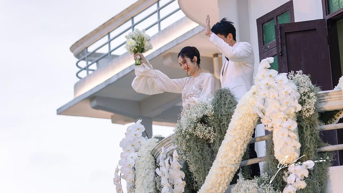 Dekorasi Jamuan Makan Pernikahan Intim Nong Poy, Penuh Bunga dan ...