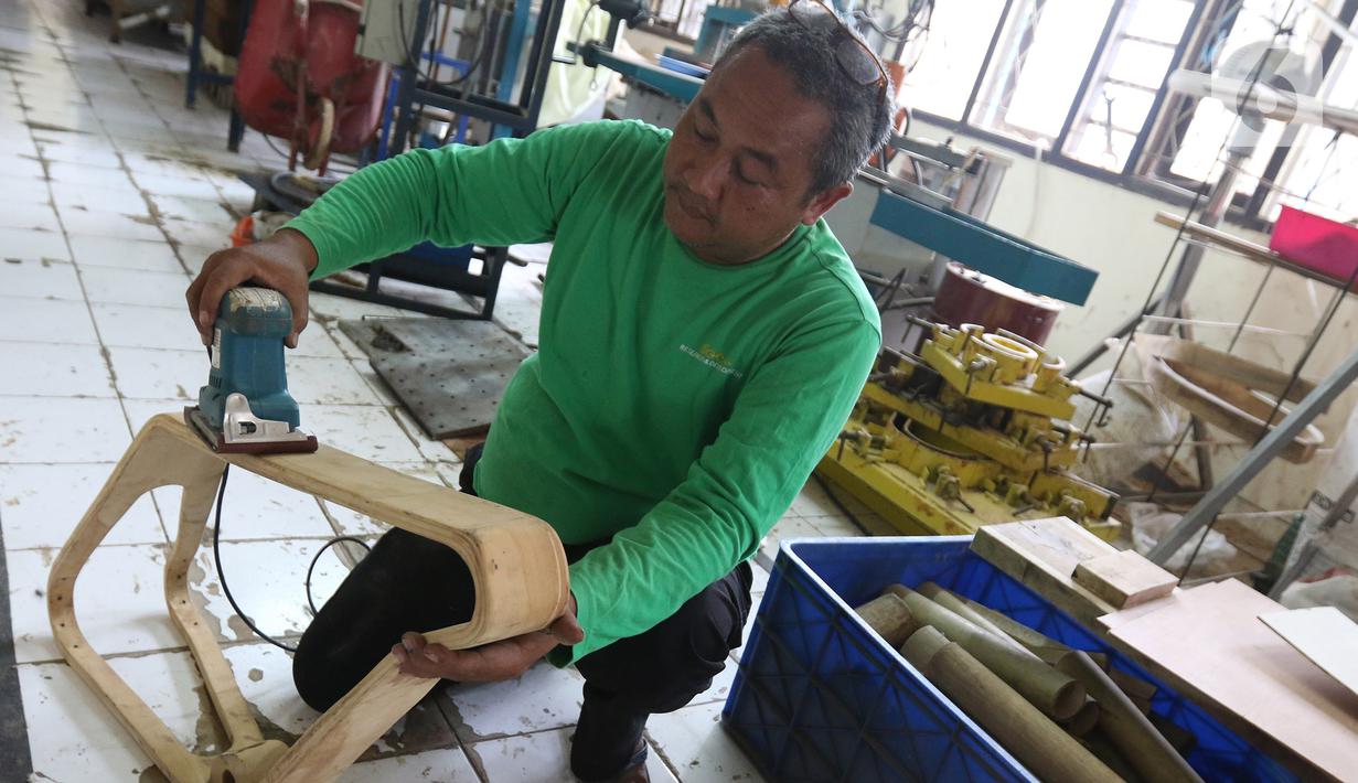 FOTO: Melihat Proses Pembuatan Sepeda Kayu