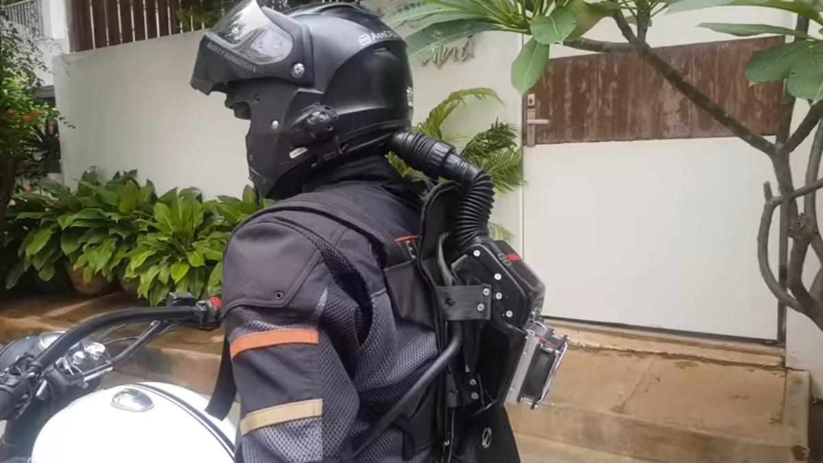 Anti Kepanasan, Pemotor Ini Pasang AC di Helmnya - Otomotif Liputan6.com