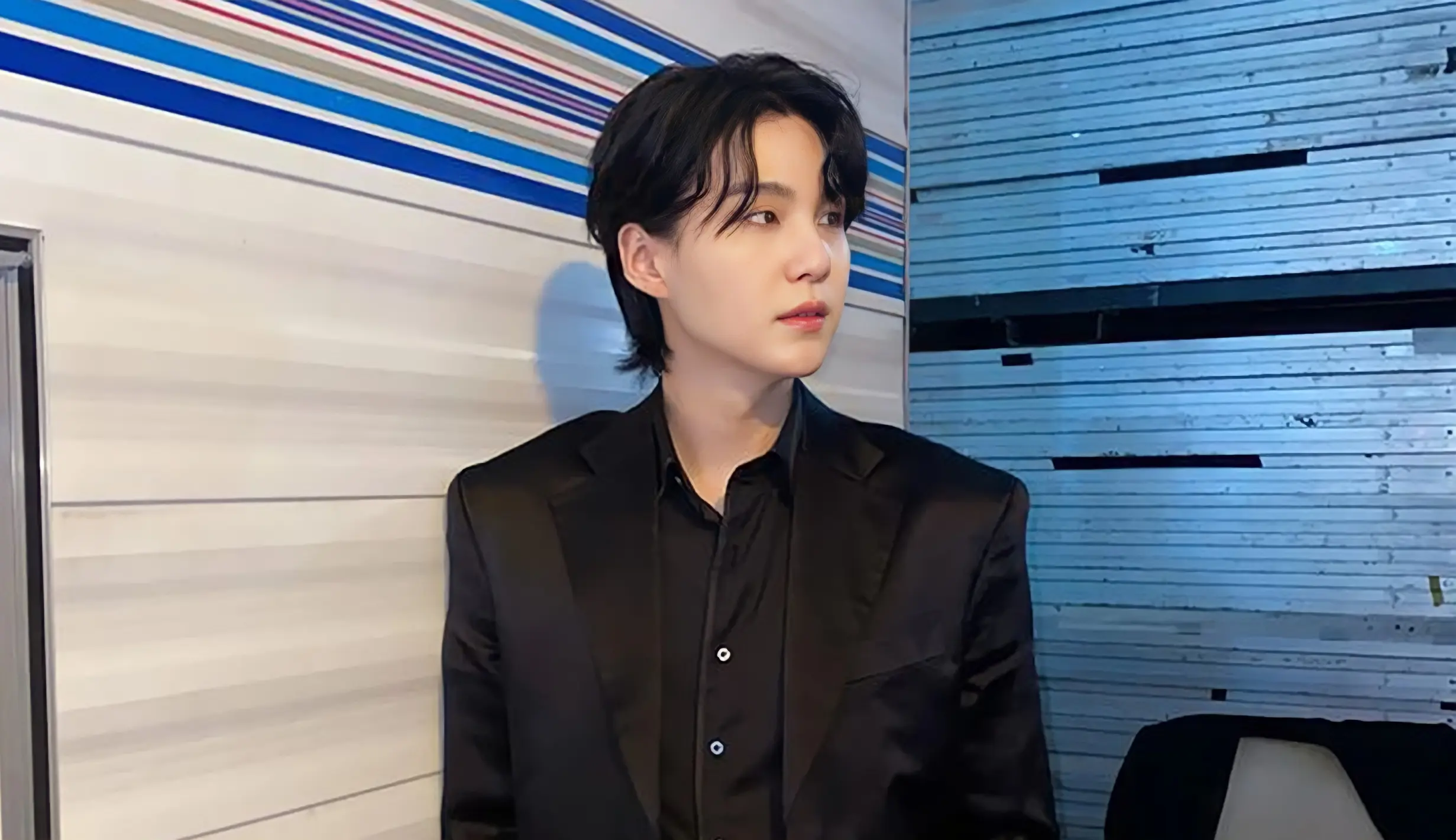 FOTO: Bak CEO Muda, Ini Penampilan Suga BTS Saat Pakai Jas Formal ...