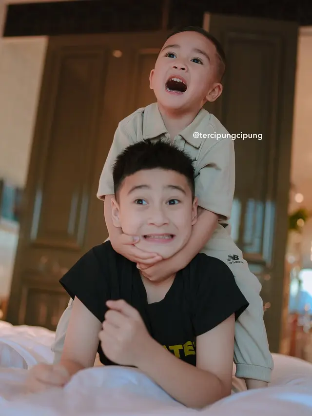 7 Potret Bromance Rafathar dan Rayyanza Main Bareng, Kakak Beradik Menggemaskan - Hot Liputan6.com