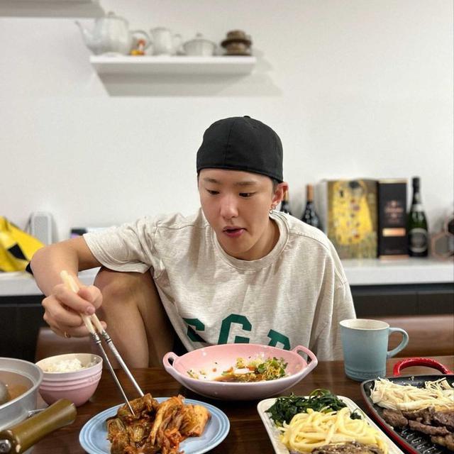 6 Potret Asian Value Versi Kpop Ini Bikin Ngakak, Enggak Jauh Beda