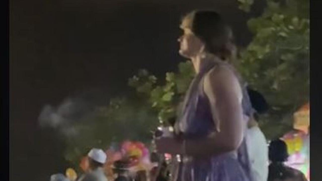 Viral Wanita Turis Asing Ikut Nonton Selawat di Bali, Pakaiannya Bikin ...