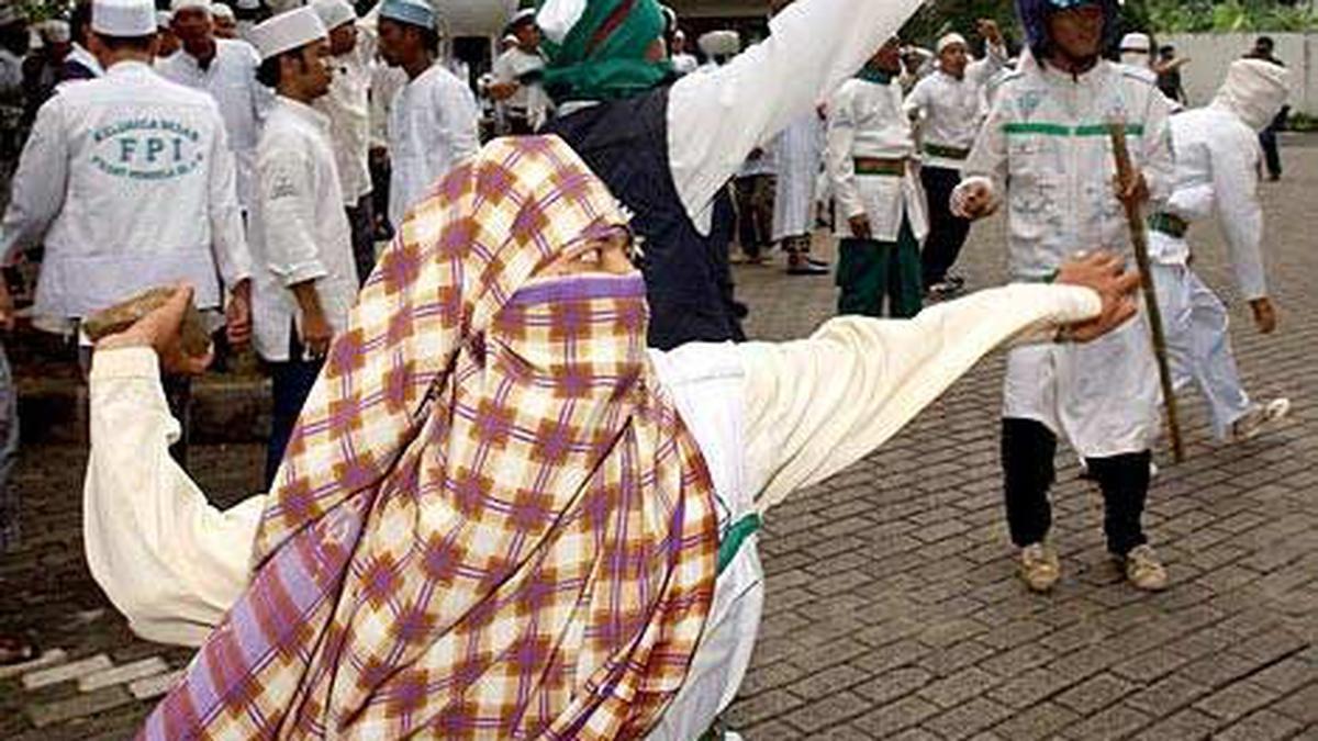 Massa FPI "Sweeping" Tempat Hiburan - News Liputan6.com