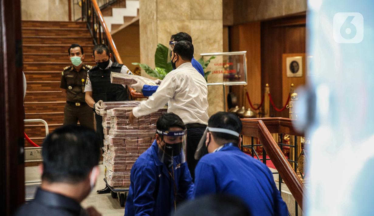 FOTO: Tumpukan Uang Barang Bukti Kasus Honggo Wendratno - Foto Liputan6.com