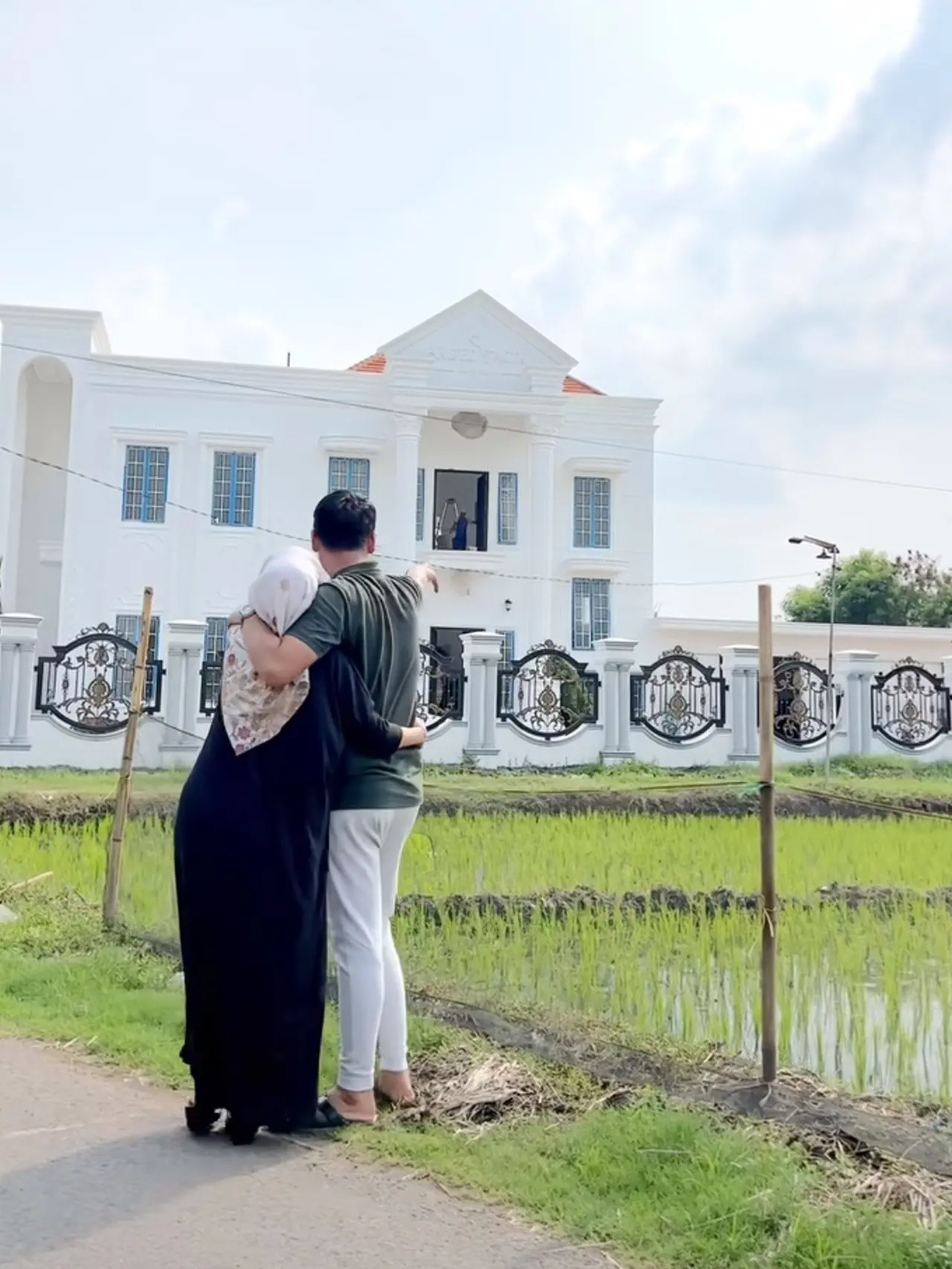 10 Potret Rumah Angel Tacik Viral Bak Istana di Tengah Kampung, Mepet ...