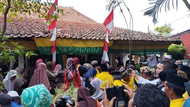 Tradisi Grebeg Syawal 2023 Keraton Kanoman Cirebon, Warga Berebut Koin ...