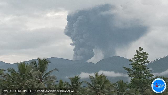 Viral Aksi Wanita Mendaki Gunung Dukono yang Lagi Erupsi Bikin Warganet ...