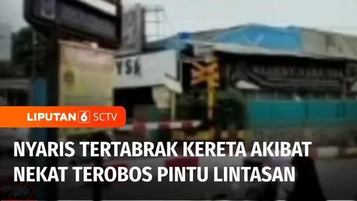 VIDEO: Nekat Terobos Pintu Perlintasan Kereta, Pemotor Nyaris Tertabrak Kereta - TV Liputan6.com