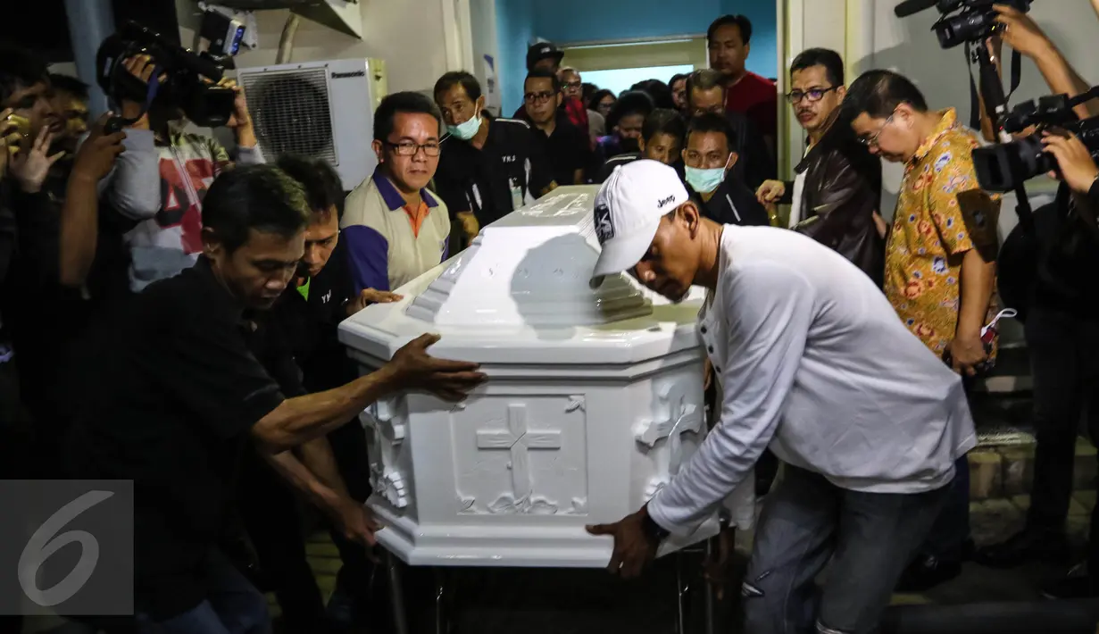 Jenazah Mike Mohede Dibawa ke Rumah Duka - Foto Liputan6.com