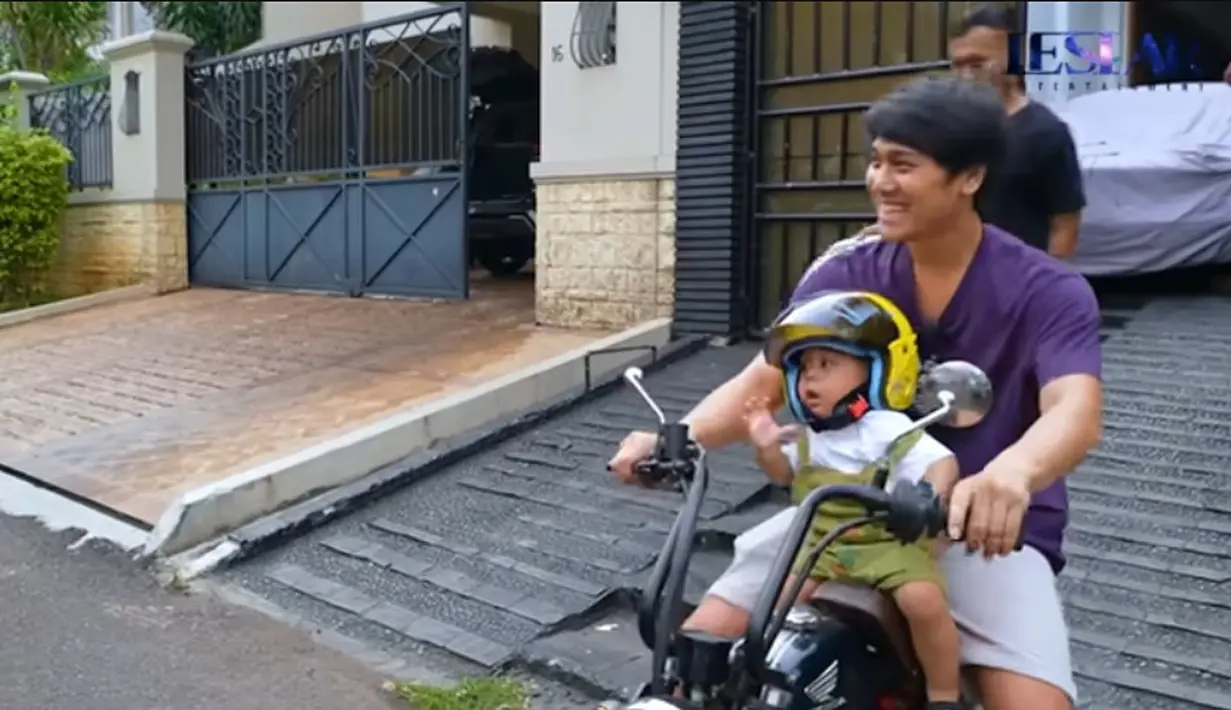 Lucu dan Menggemaskan, Potret Abang L Pakai Helm Keliling Naik Motor - Photo Fimela.com