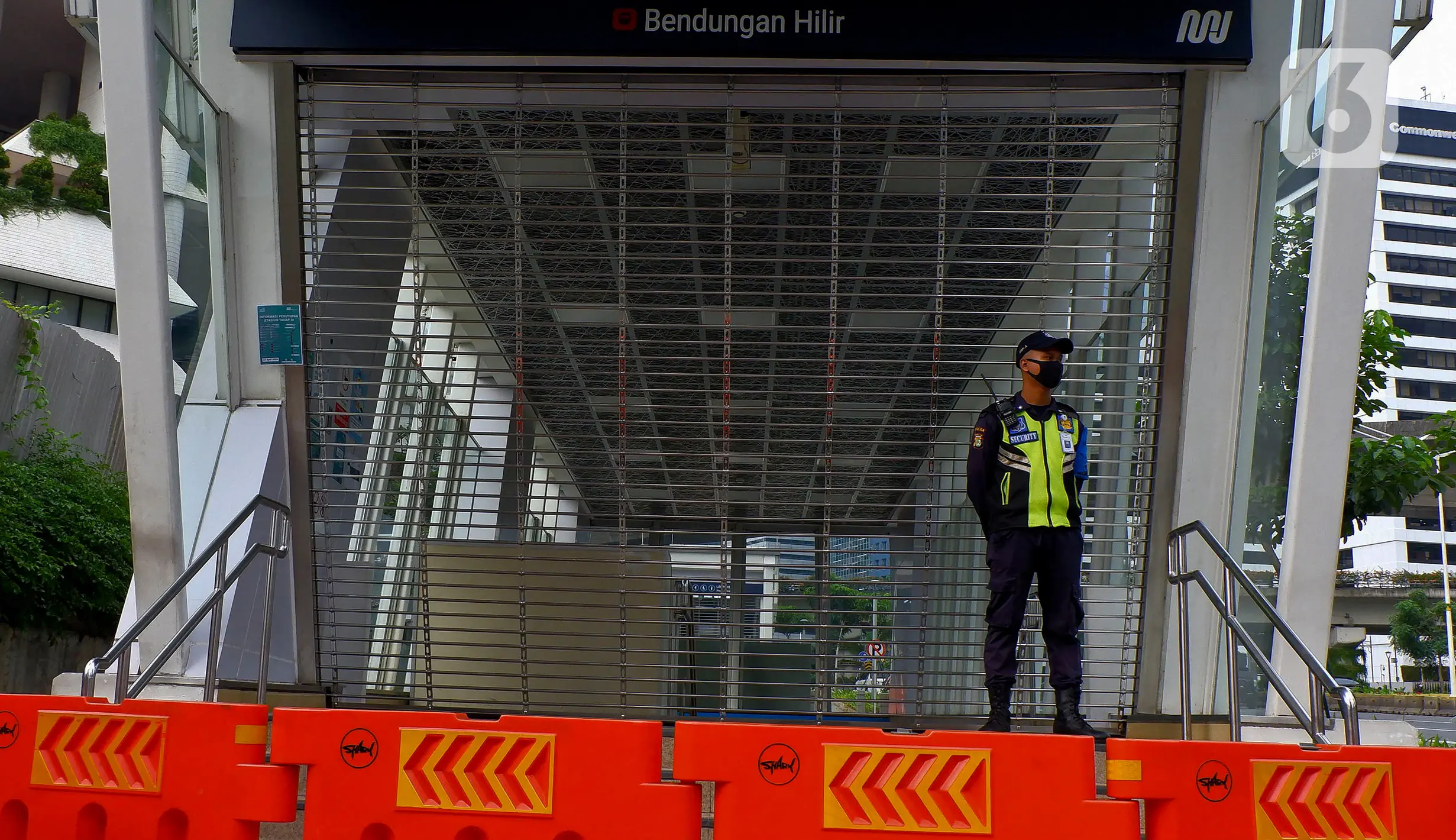 FOTO: Stasiun MRT Benhil dan Senayan Ditutup - Foto Liputan6.com