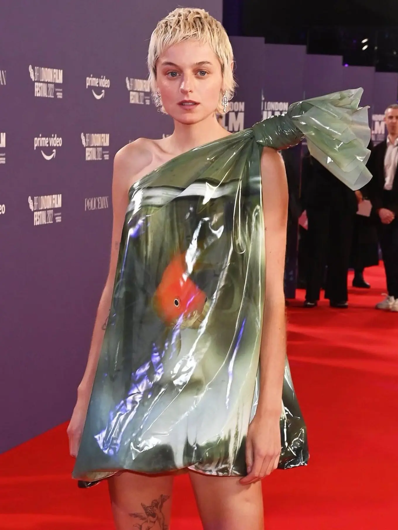 Gaya Nyeleneh Emma Corrin Pakai Gaun Kantong Plastik Berisi Ikan Mas ...