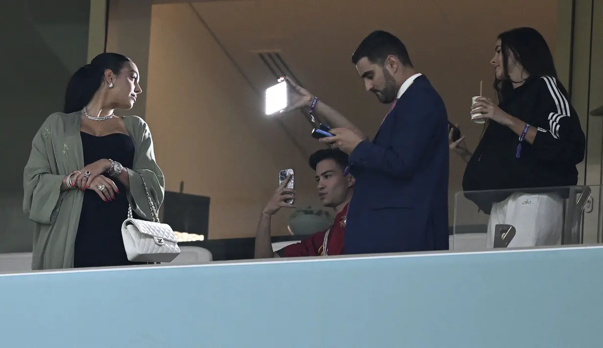 Foto: Giliran Georgina yang Sambangi Kekasihnya, Tonton Ronaldo Jadi ...