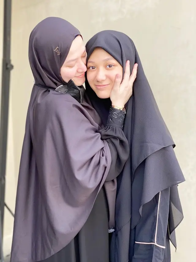 6 Potret Lyra Virna Lepas Putra dan Putrinya Masuk Pesantren, Banjir Air Mata Haru - ShowBiz ...