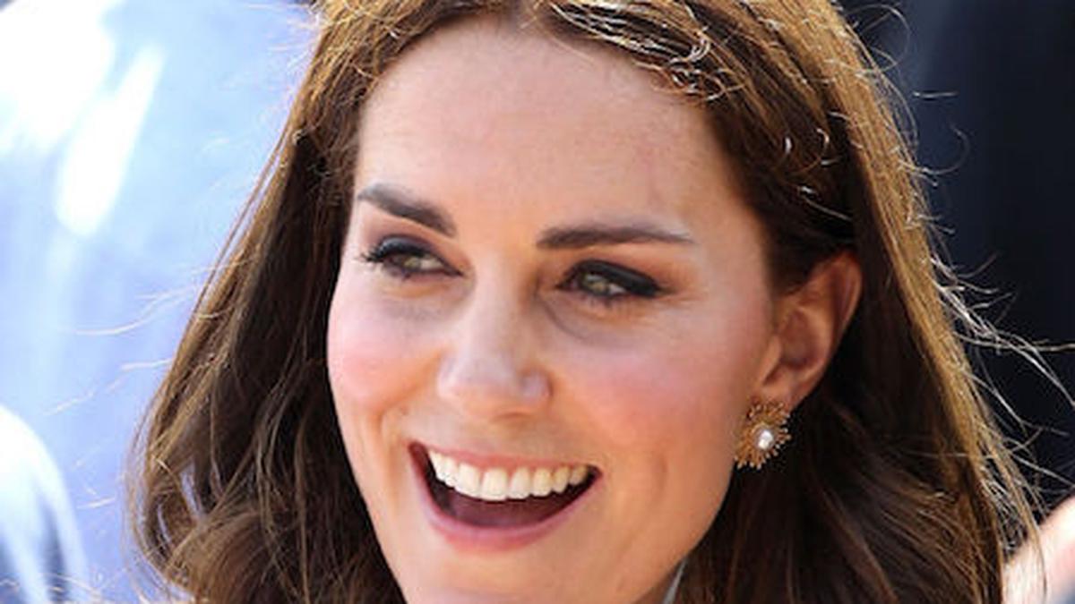 Blazer Abu-abu dengan Kerah Hitam jadi Pakaian Favorit Perempuan ...