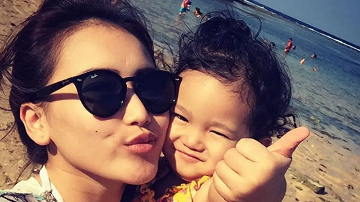 Meski Sibuk, Ayu Ting Ting Masih Perhatikan Tumbuh Kembang Anak ...