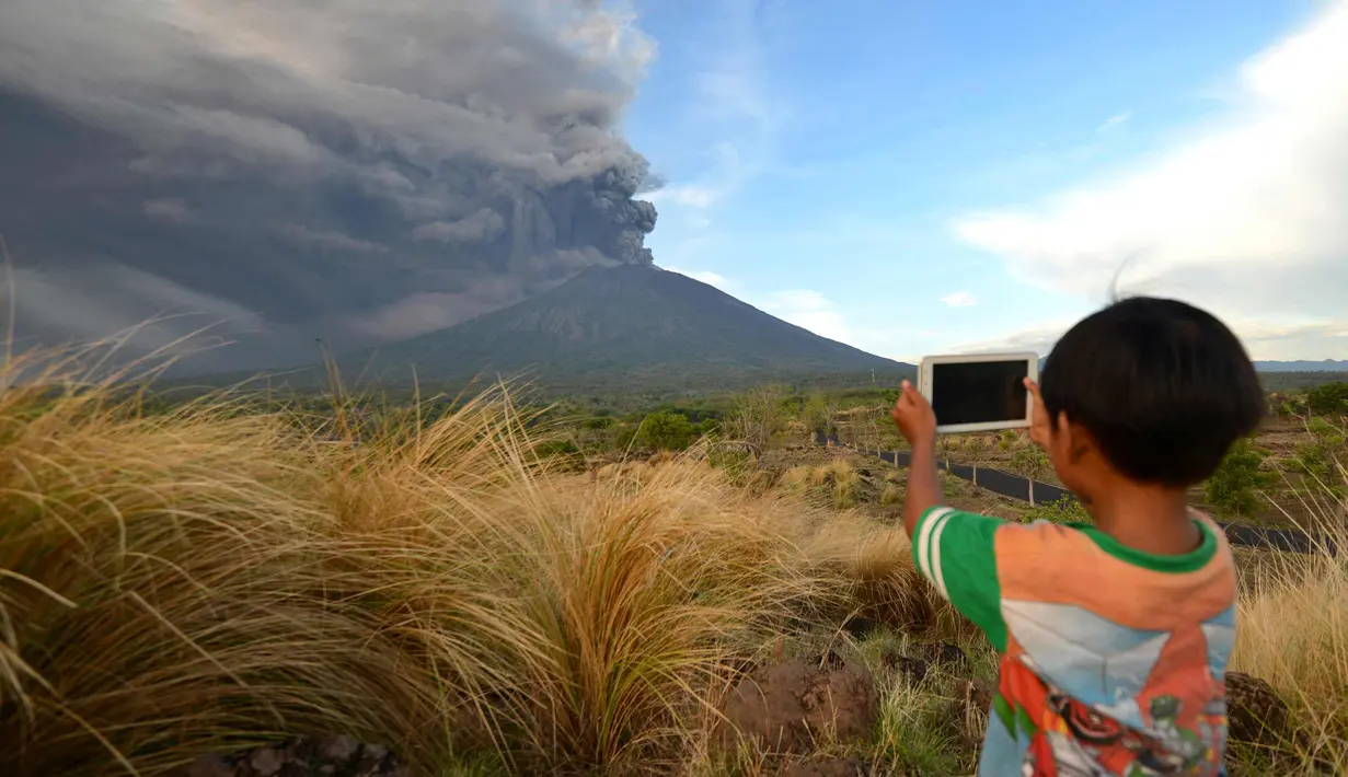 PHOTO: Gunung Agung Kembali Semburkan Asap Tebal Setinggi 1.500 meter ...