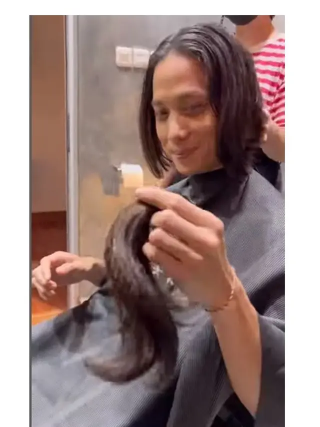 8 Potret Dikta Potong Rambut Gondrong, Beri Semangat Bagi Pejuang ...