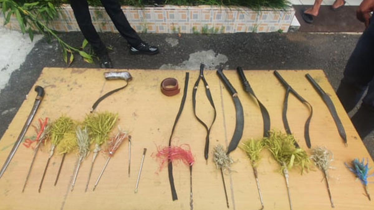 Rakit Ratusan Panah Wayer, 11 Pemuda Bitung Ditangkap Polisi - Regional Liputan6.com