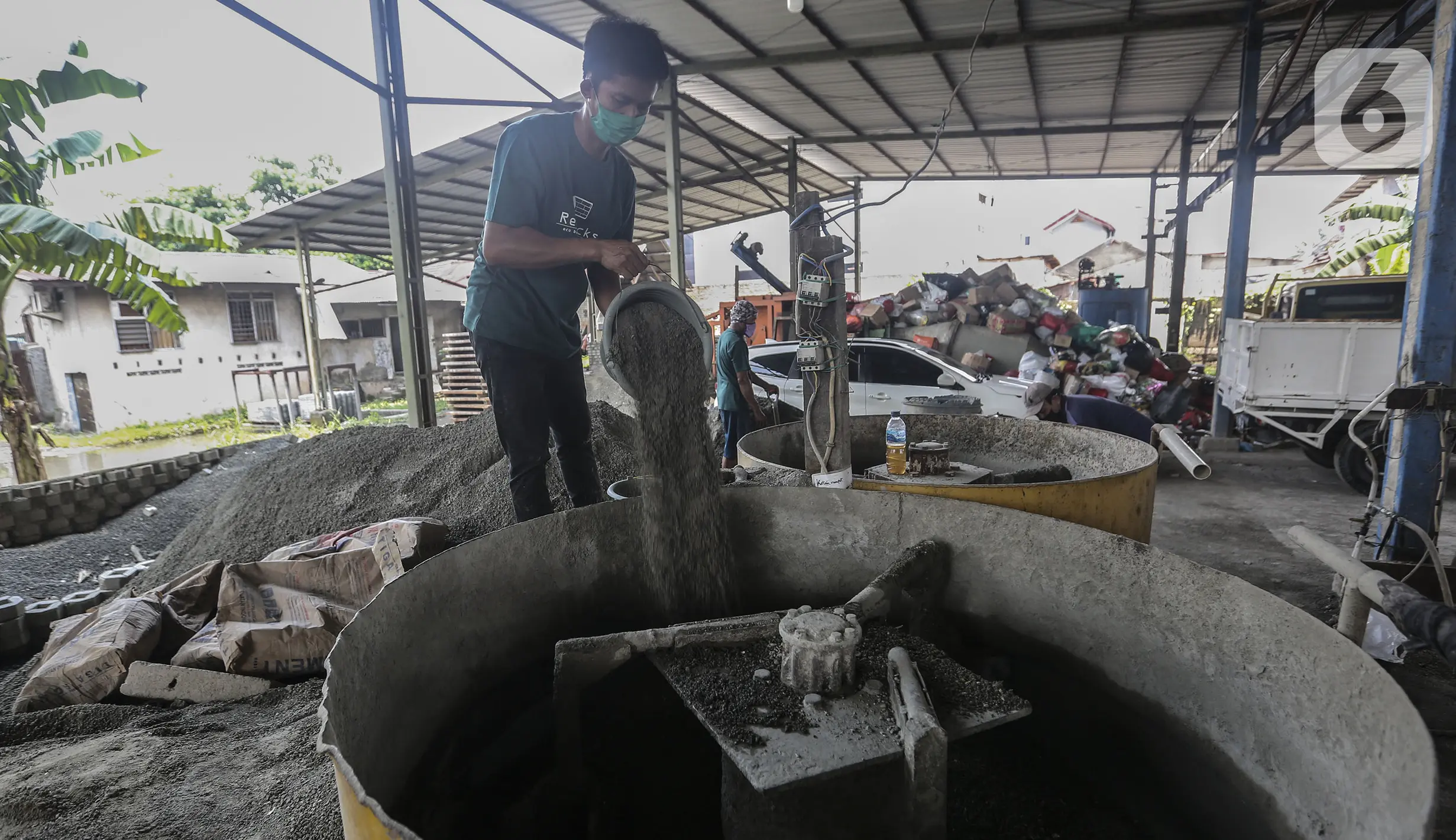 FOTO: Mengintip Pembuatan Paving Block Berbahan Sampah Plastik - Foto Liputan6.com