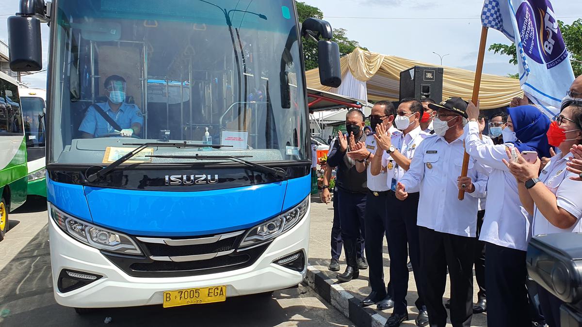 Pemkot Depok Luncurkan Bus DGol: Cukup Bayar Rp 7.000 - News Liputan6.com
