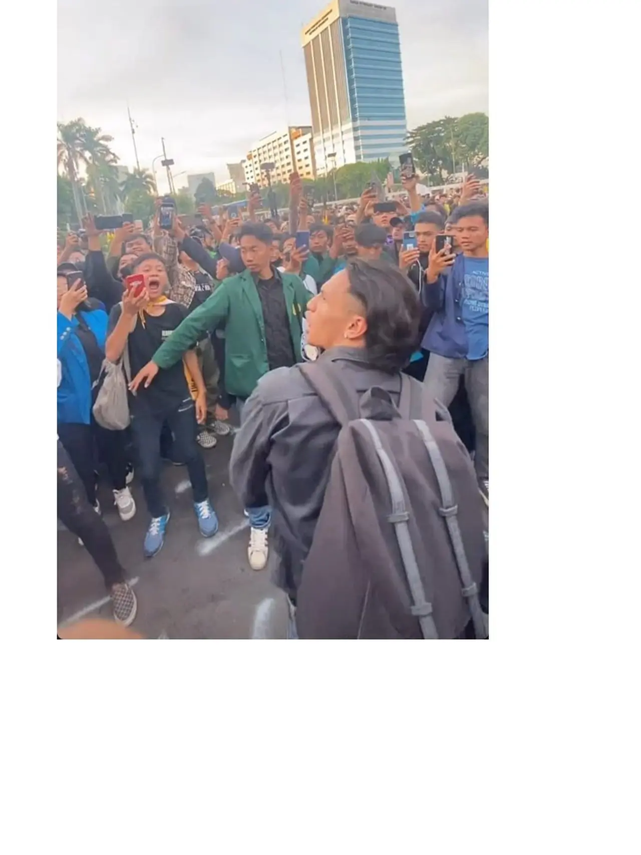 8 Potret Jefri Nichol Ikut Aksi Demo Tolak UU Cipta Kerja di DPR, Jadi Sorotan - Hot Liputan6.com