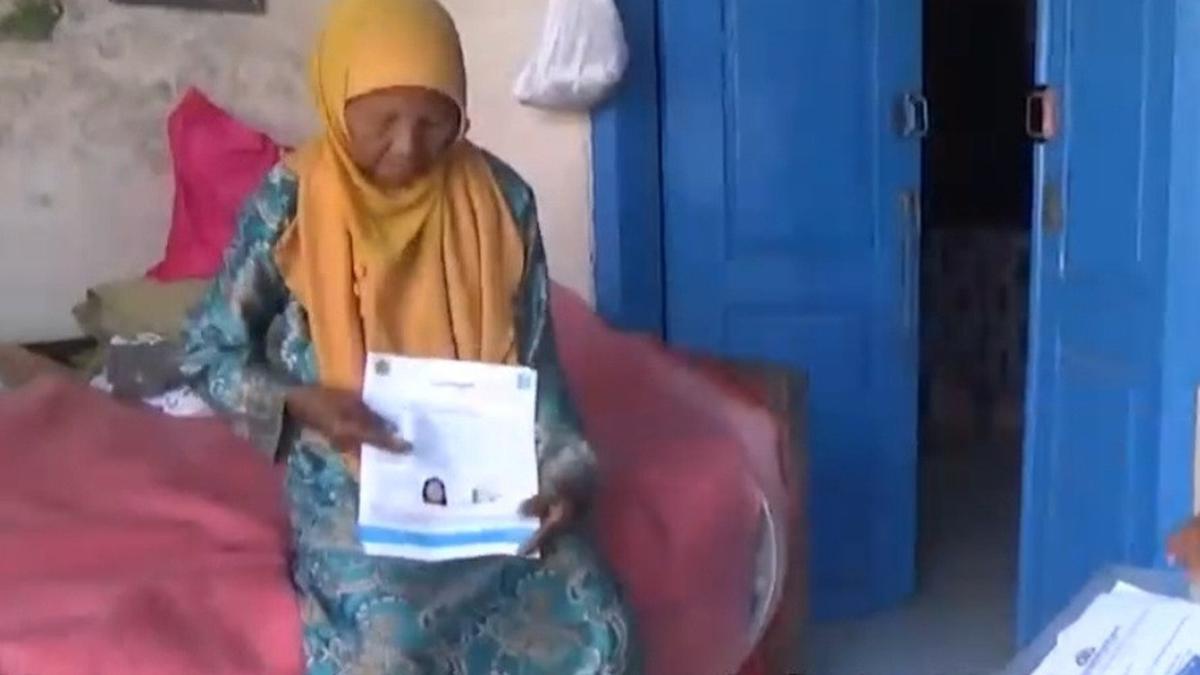Viral Nenek Tukang Pijat Naik Haji Setelah Sabar Menabung 20 Tahun