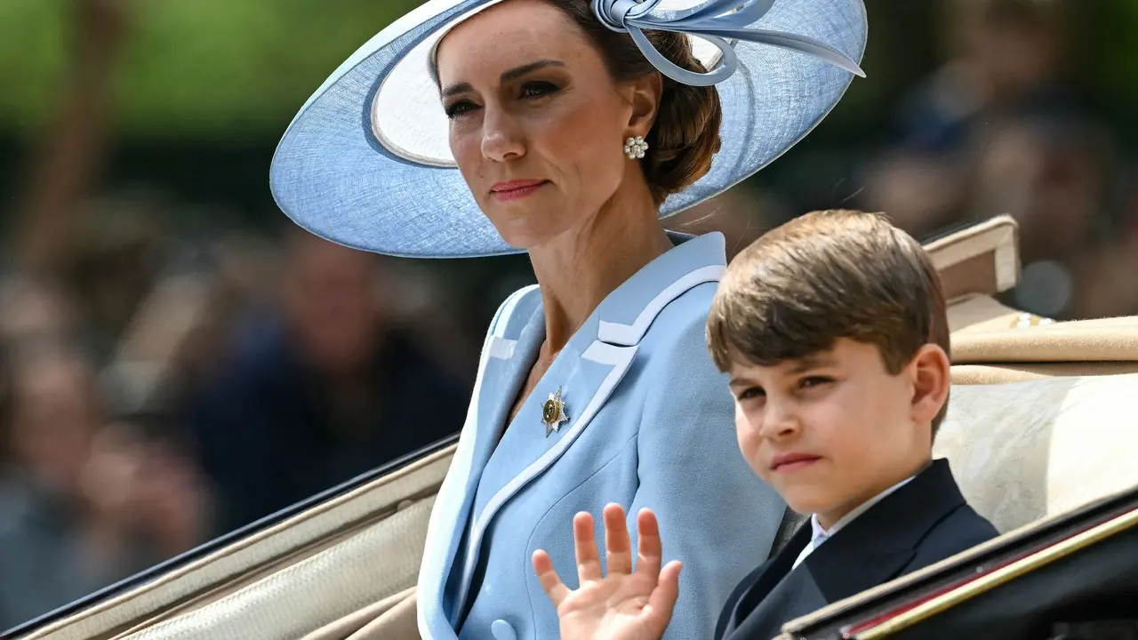 Tatapan Tajam Kate Middleton Saat Kereta Kudanya Lewati Demonstran Anti ...